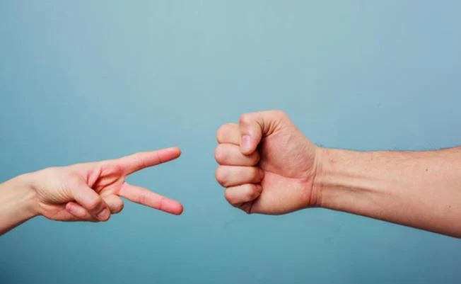 oẳn tù tì Tiếng Anh là gì