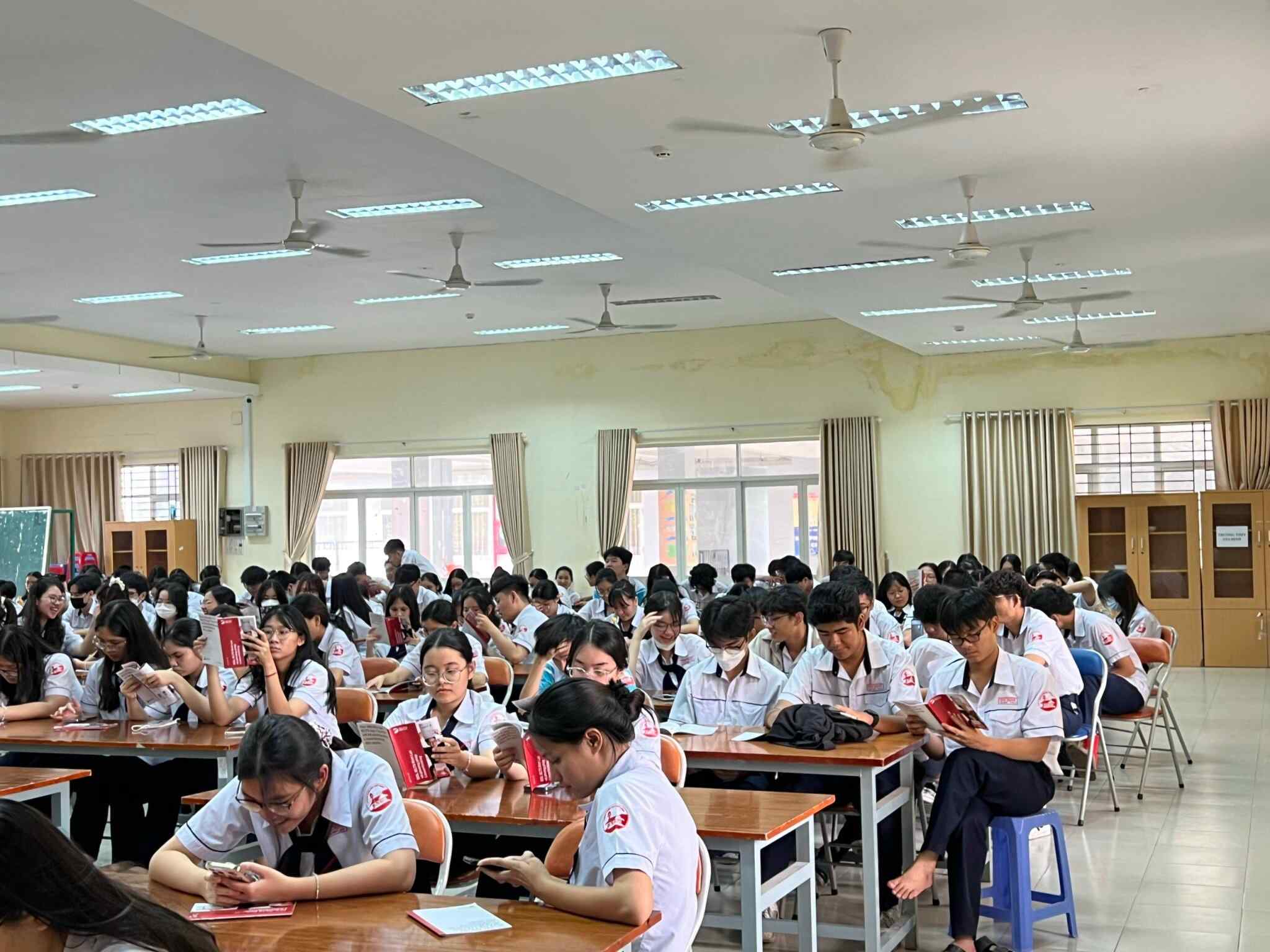 Học sinh Trường THPT Gia Định hào hứng khám phá phương pháp tiếng Anh ...