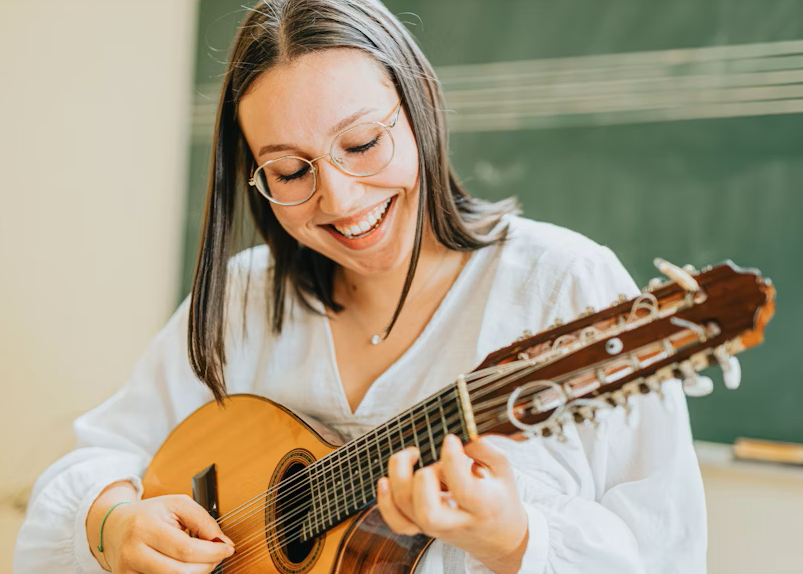 Bài mẫu IELTS Speaking part 2: Describe an interesting song