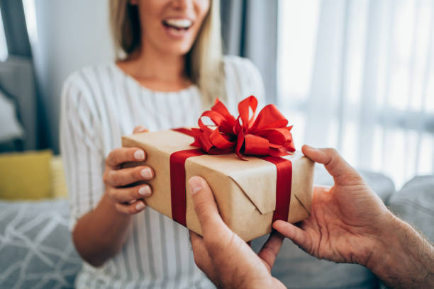 Topic Gift-Giving Culture (Văn hóa tặng quà): Câu hỏi kèm câu trả lời mẫu