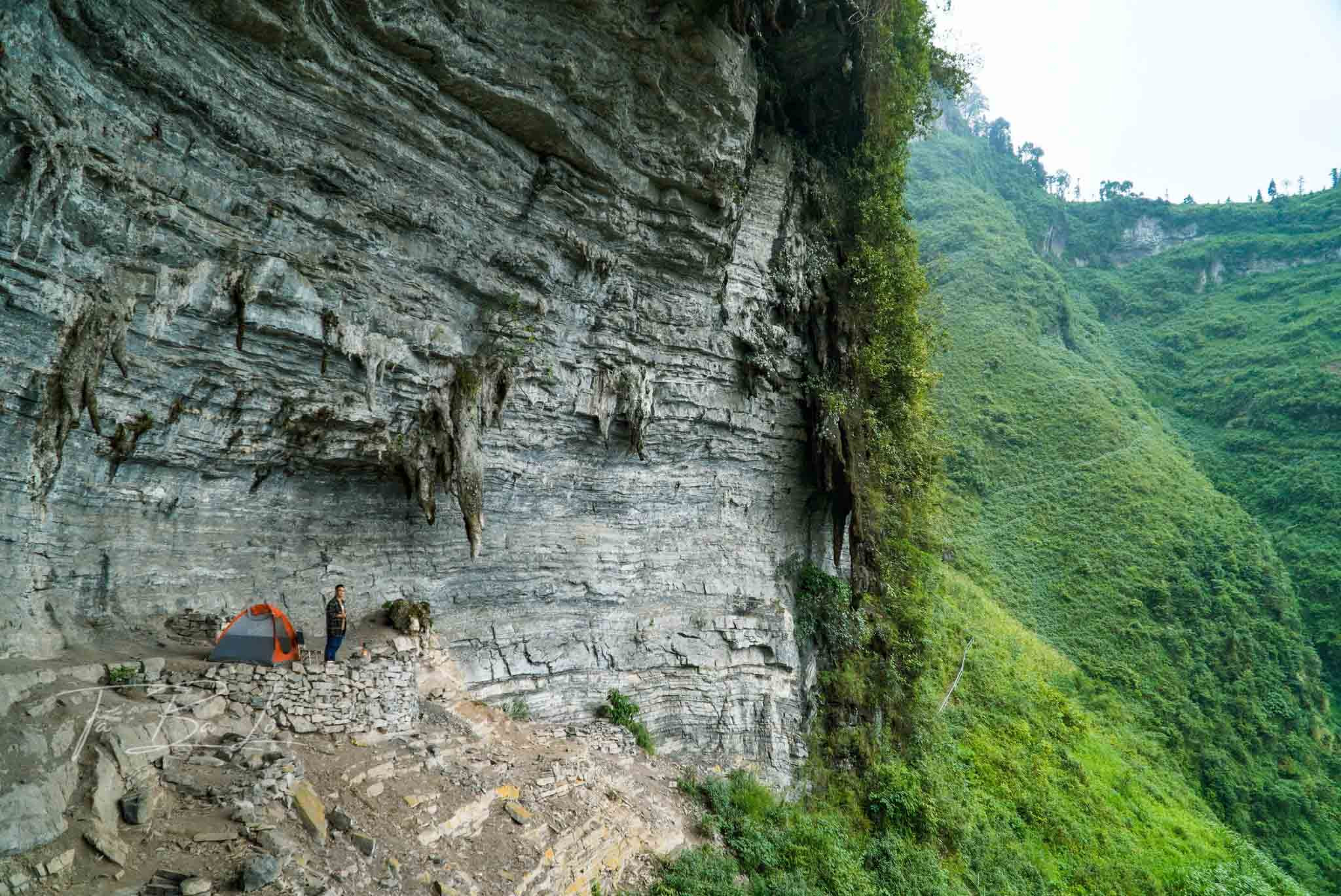 cheo leo Tiếng Anh là gì